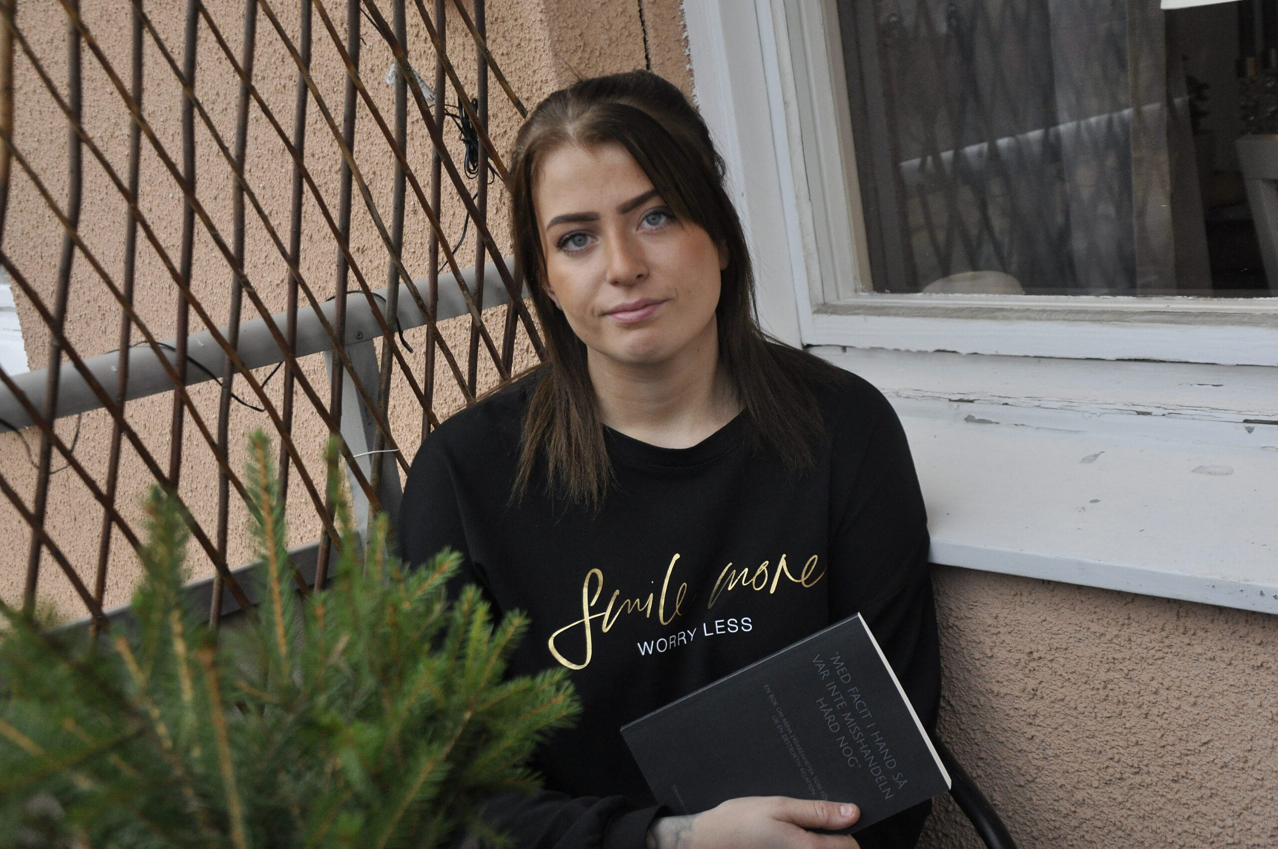 Bok om kvinnomisshandel ska hjälpa unga tjejer | Lokalt i Dalarna